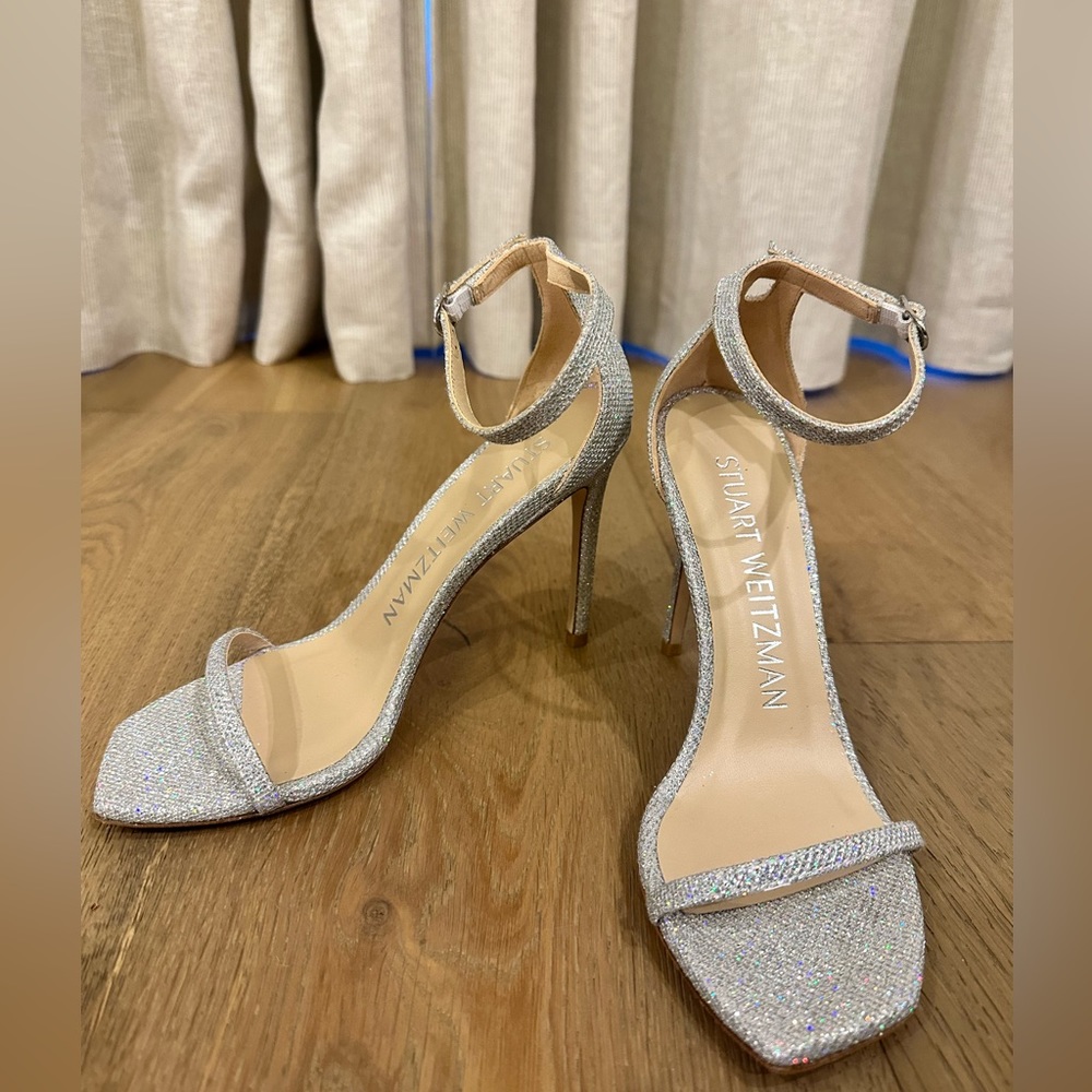 Stuart Weitzman Nudistcurve 100 Sandal In Platino. Gl… - Gem